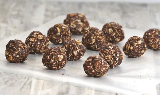 Chocolate Peanut Butter Energy Bites (No Bake & 3 WW Freestyle Points!)